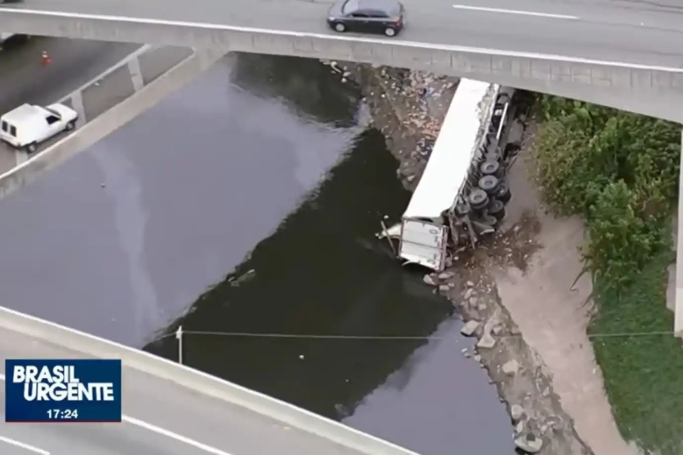 Caminhão despenca de ponte na Marginal Tietê e deixa quatro feridos; um ...