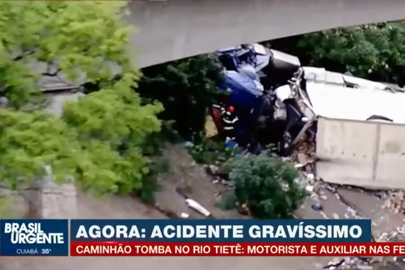 Caminhão despenca de ponte na Marginal Tietê e deixa quatro feridos; um ...